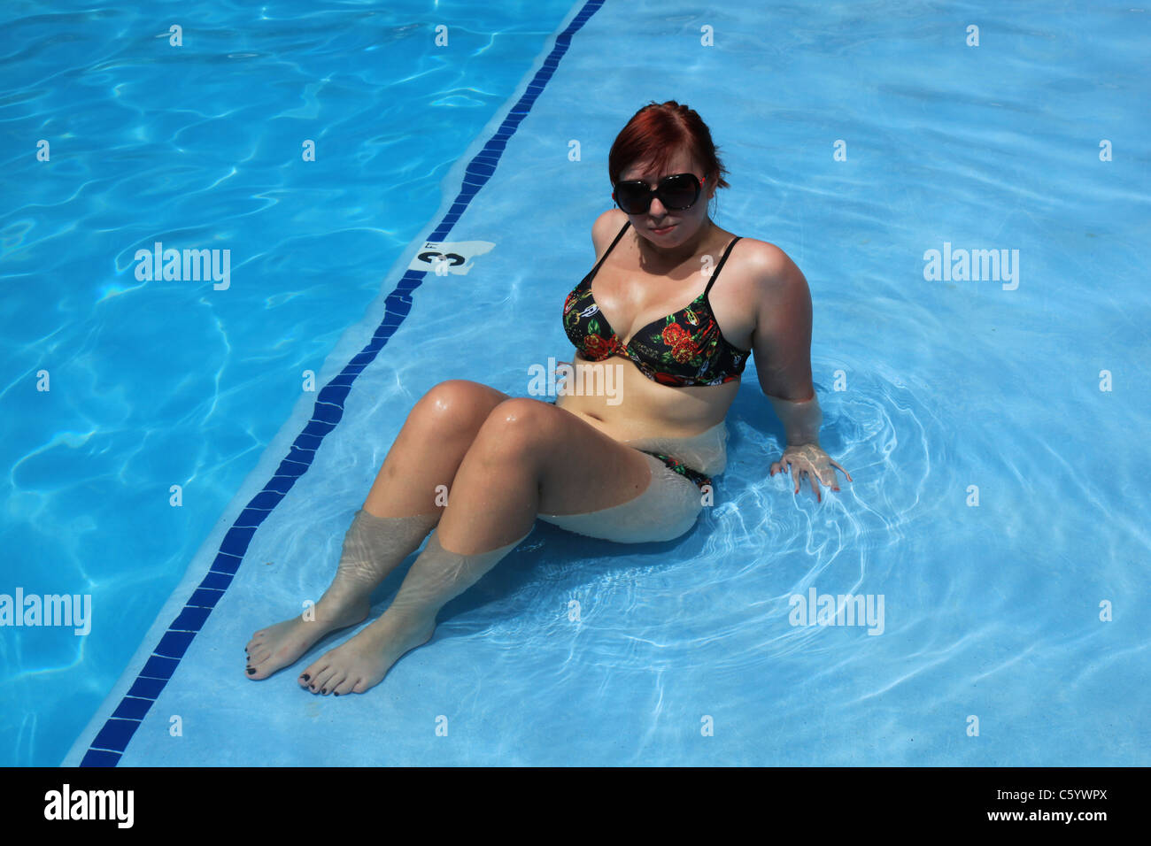 Dicke mädchen im bikini -Fotos und -Bildmaterial in hoher Auflösung – Alamy