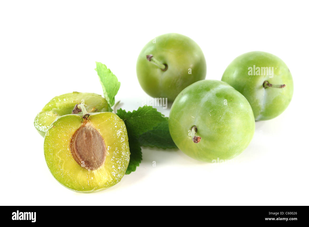 frische grüne Mirabellen auf weißem Hintergrund Stockfotografie - Alamy
