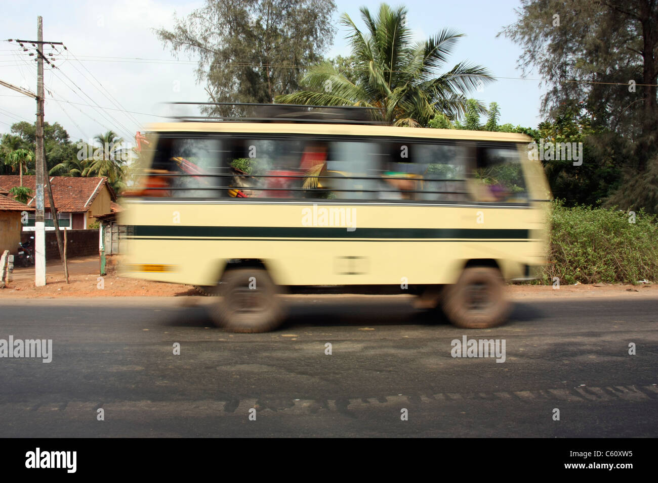 Indische Mini Bus-Geschwindigkeiten durch Dorf in der Nähe von Cumbum ...