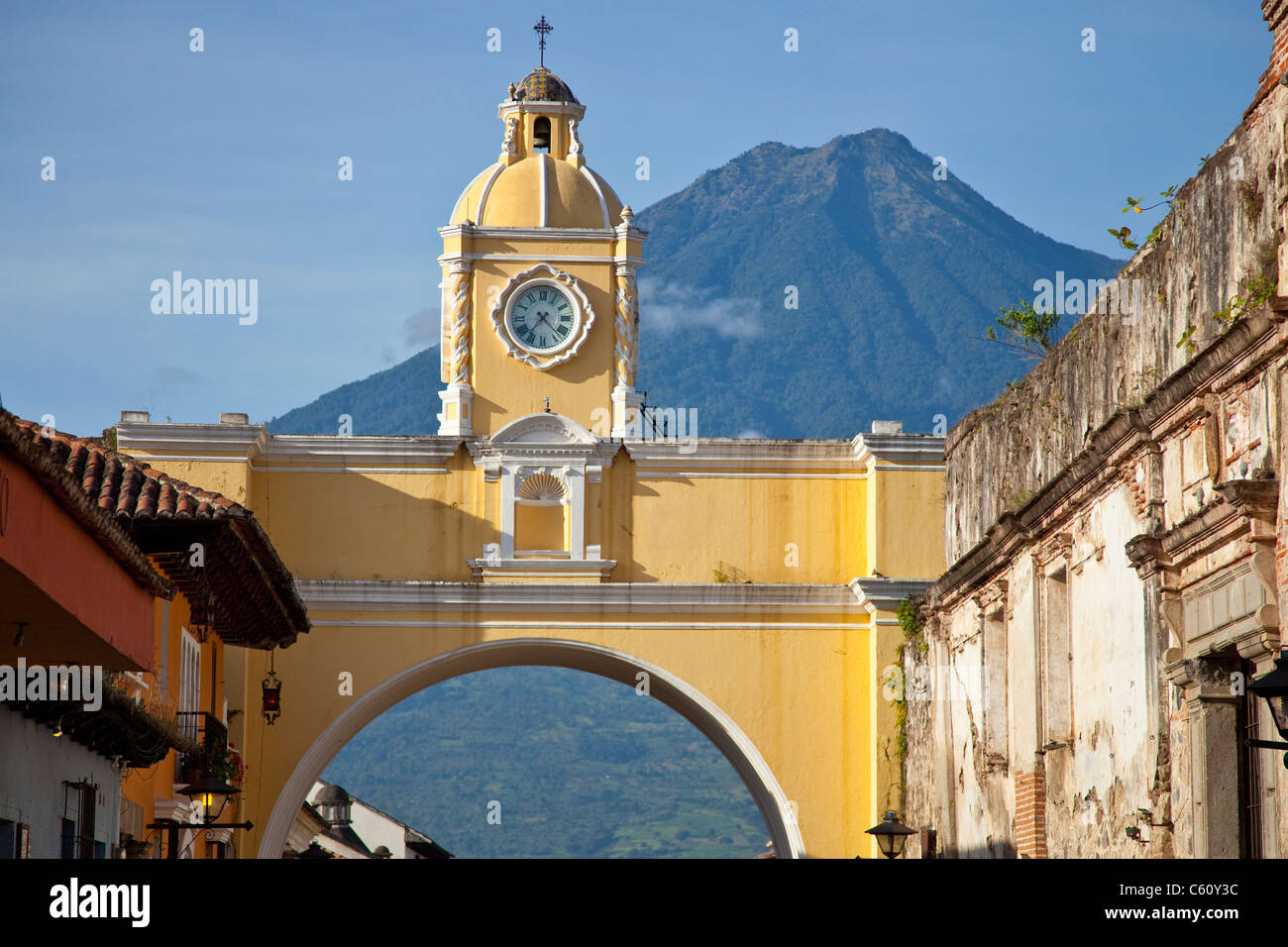 Guatemala antigua arch clock -Fotos und -Bildmaterial in hoher ...