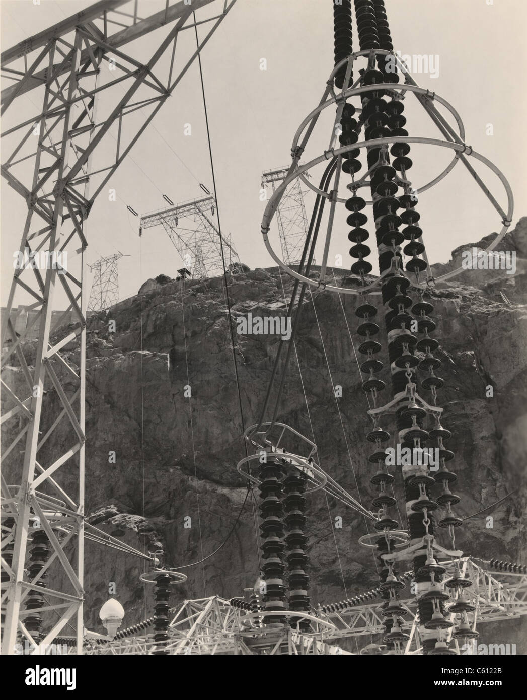 Kraftwerk-Türme und Kabel am Hoover-Staudamm, Arizona und Nevada war ...