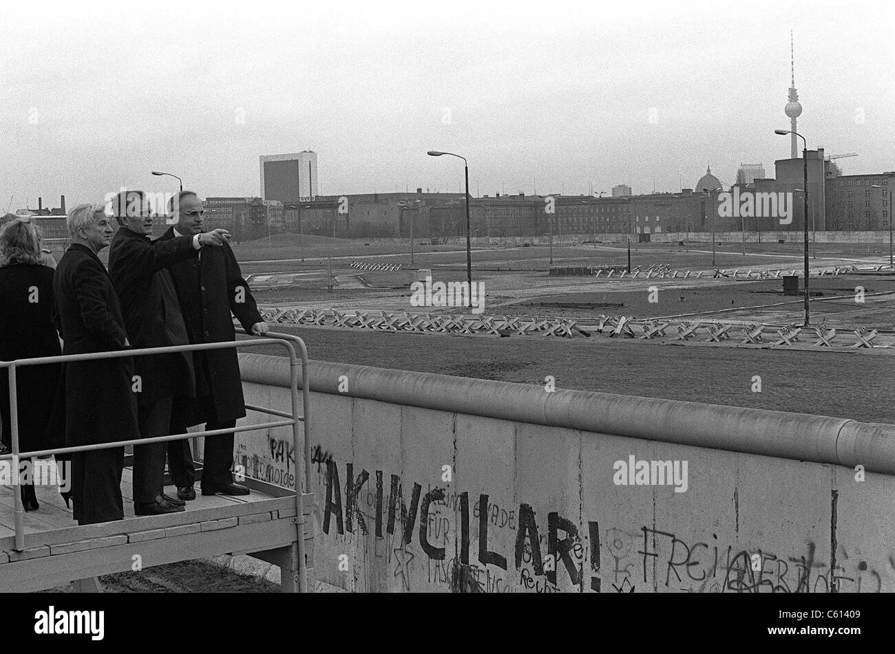 Helmut kohl and george bush -Fotos und -Bildmaterial in hoher Auflösung ...