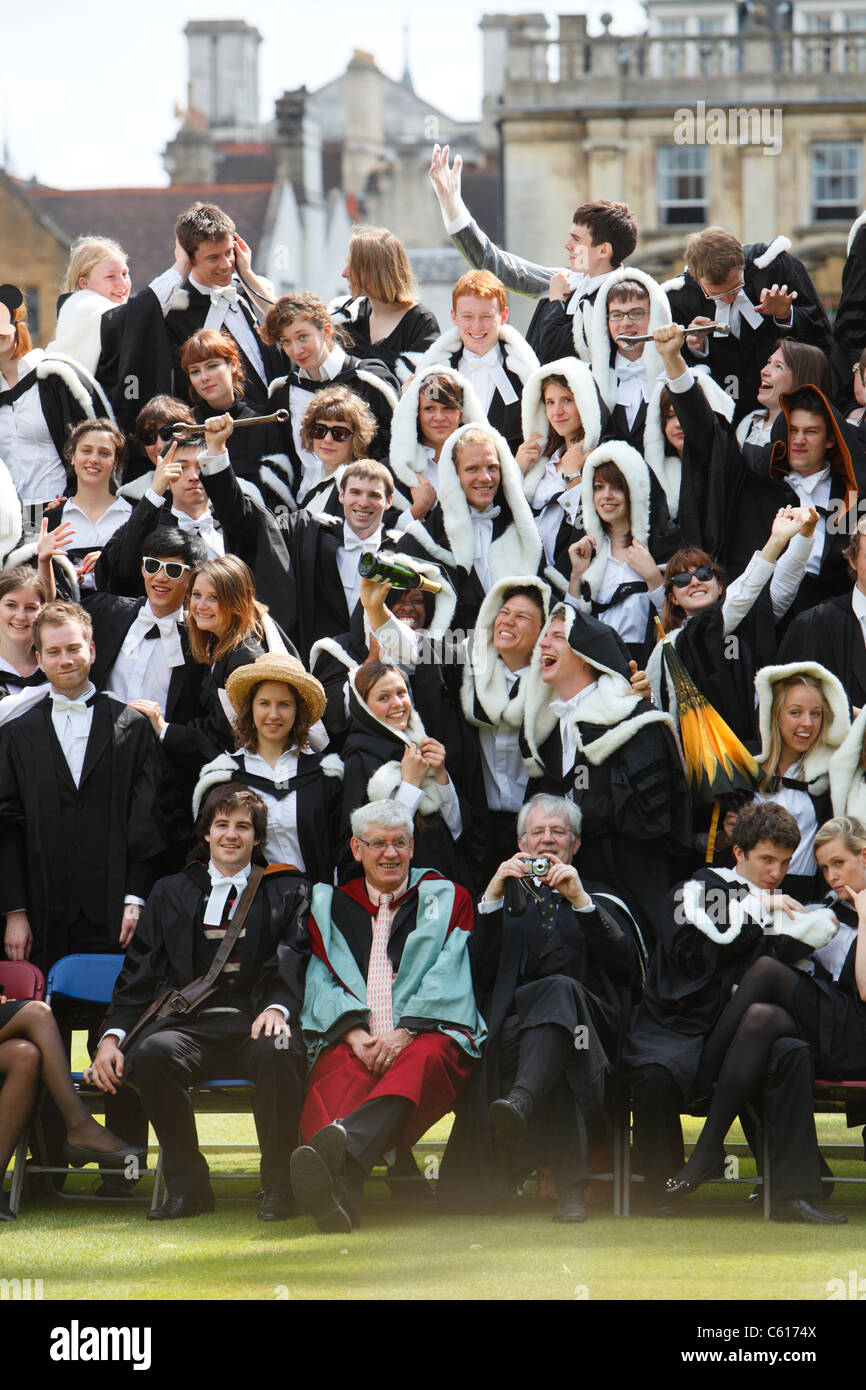 Graduating Students Cambridge University Graduation Stockfotos und ...
