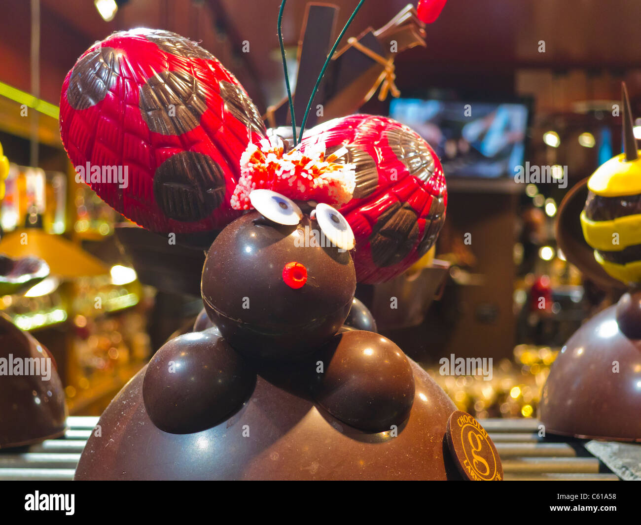 French chocolatier shop front window display -Fotos und -Bildmaterial ...