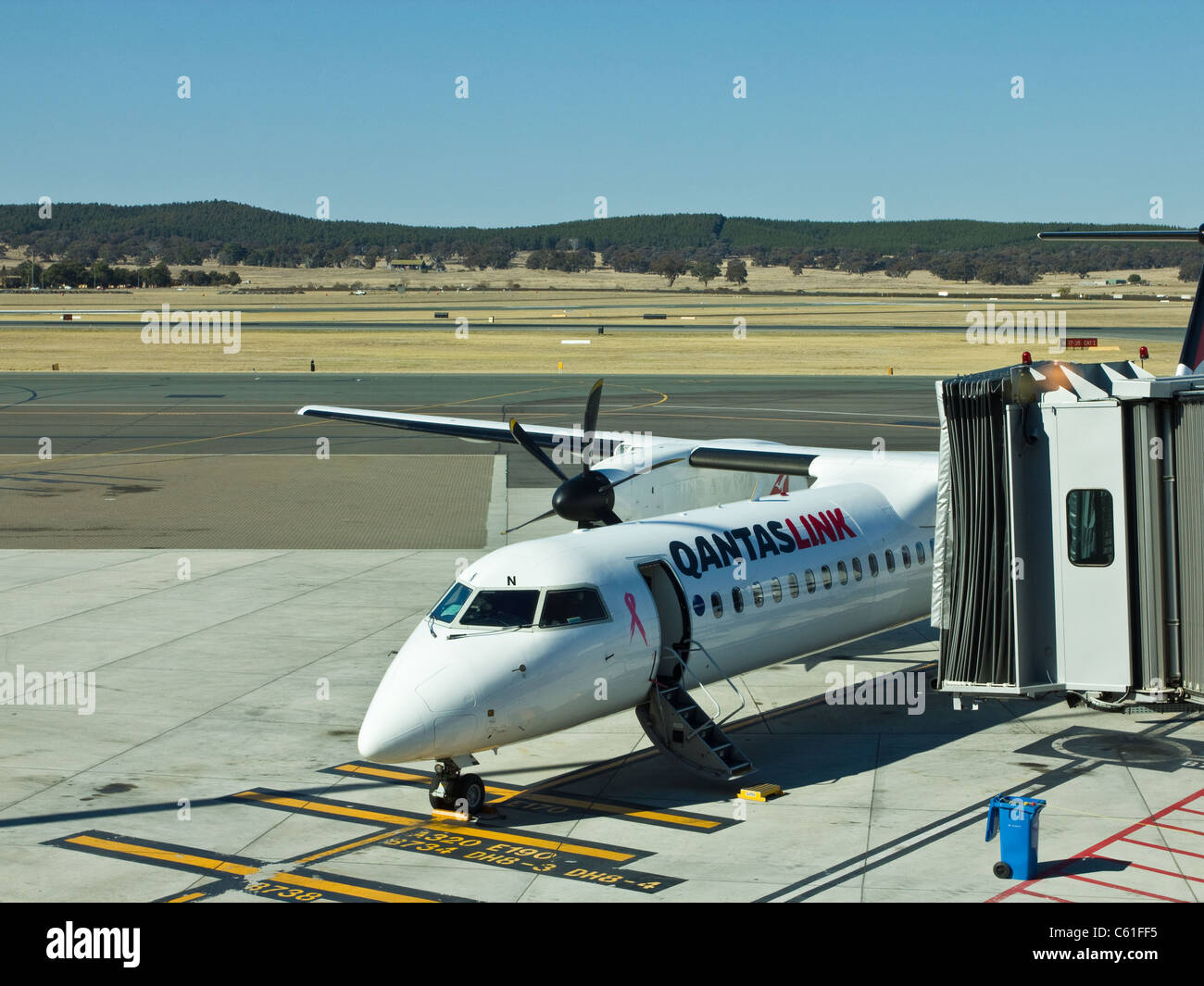 Dehavilland dash 8 -Fotos und -Bildmaterial in hoher Auflösung – Alamy