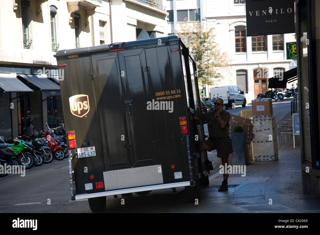 Ups delivery person -Fotos und -Bildmaterial in hoher Auflösung – Alamy
