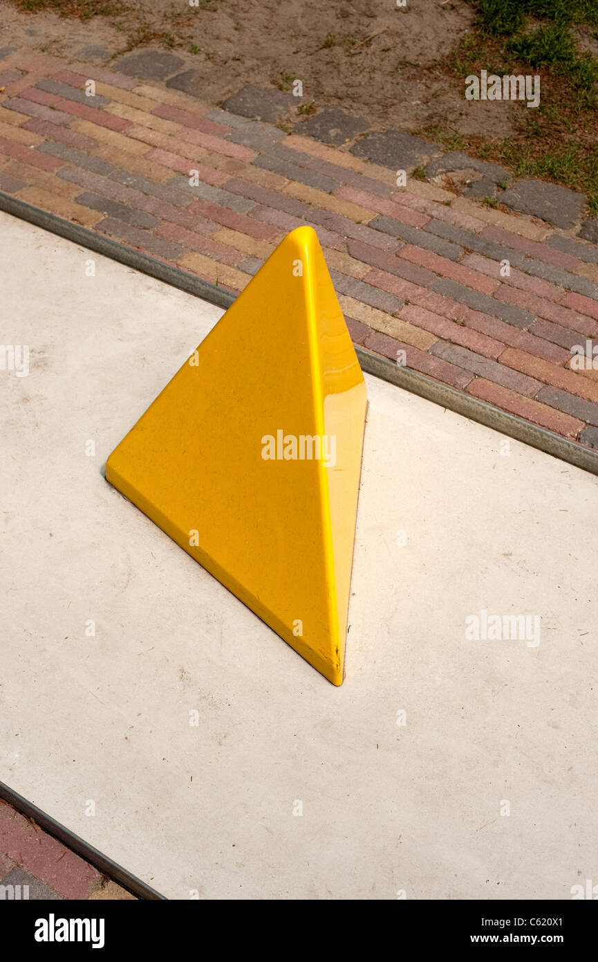 Gelbe pyramide -Fotos und -Bildmaterial in hoher Auflösung – Alamy