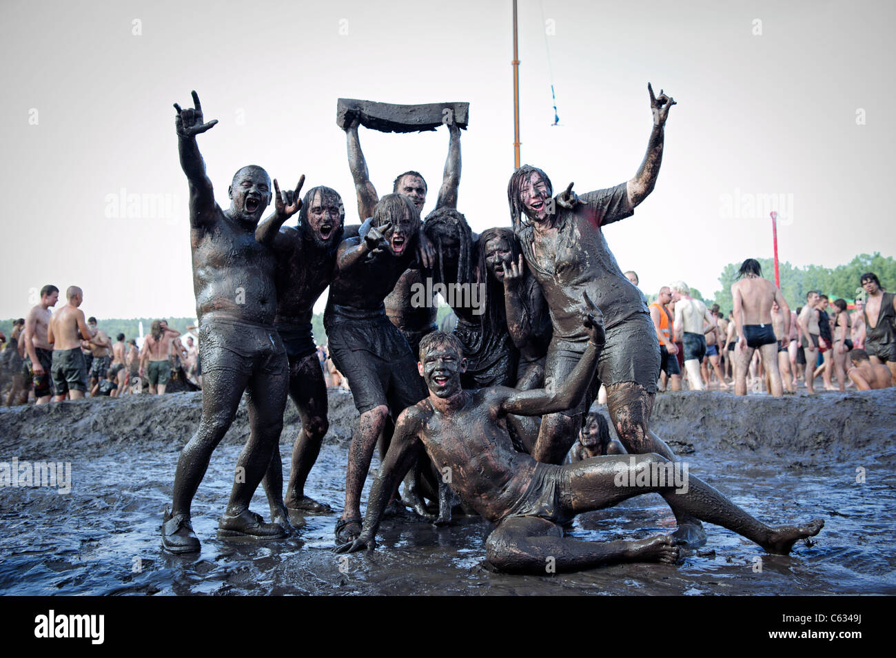 Junge Leute, die Spaß im Schlamm am Przystanek Woodstock - Europas ...