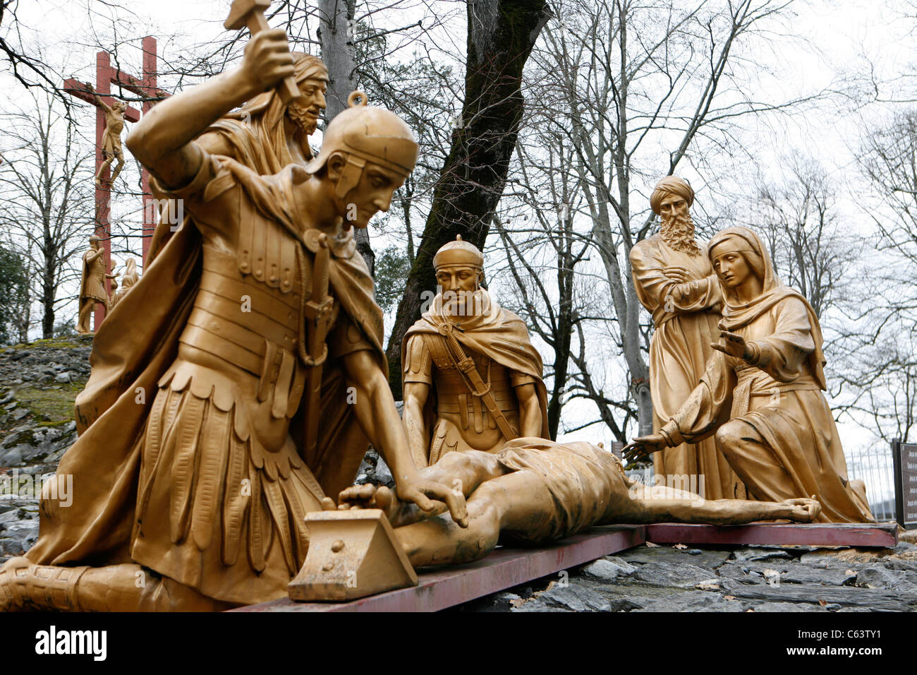 Lourdes im Winter: Jesus Christus mit dem Kreuz, römische Soldaten und die Kreuzigung, der ...