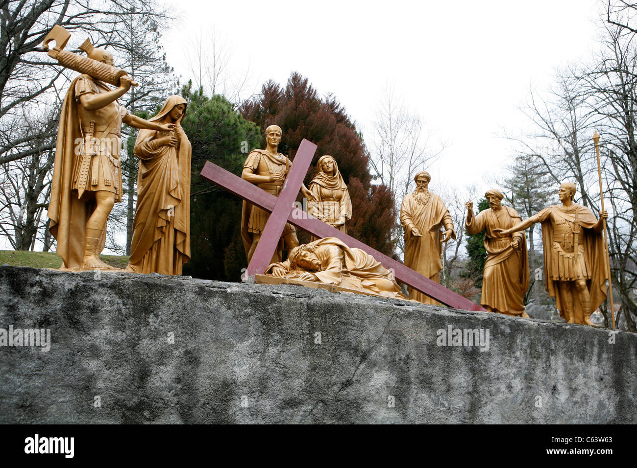 Lourdes im Winter: Jesus Christus mit dem Kreuz, Kreuzigung, der Kalvarienberg Stockfotografie ...