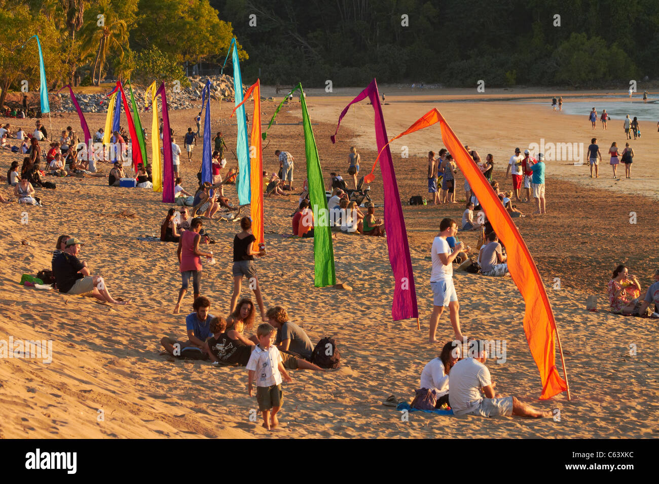 Menschen am strand von mindil beach sunset market -Fotos und ...