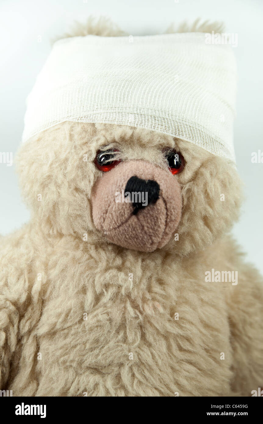 Teddy bear with bandage -Fotos und -Bildmaterial in hoher Auflösung – Alamy