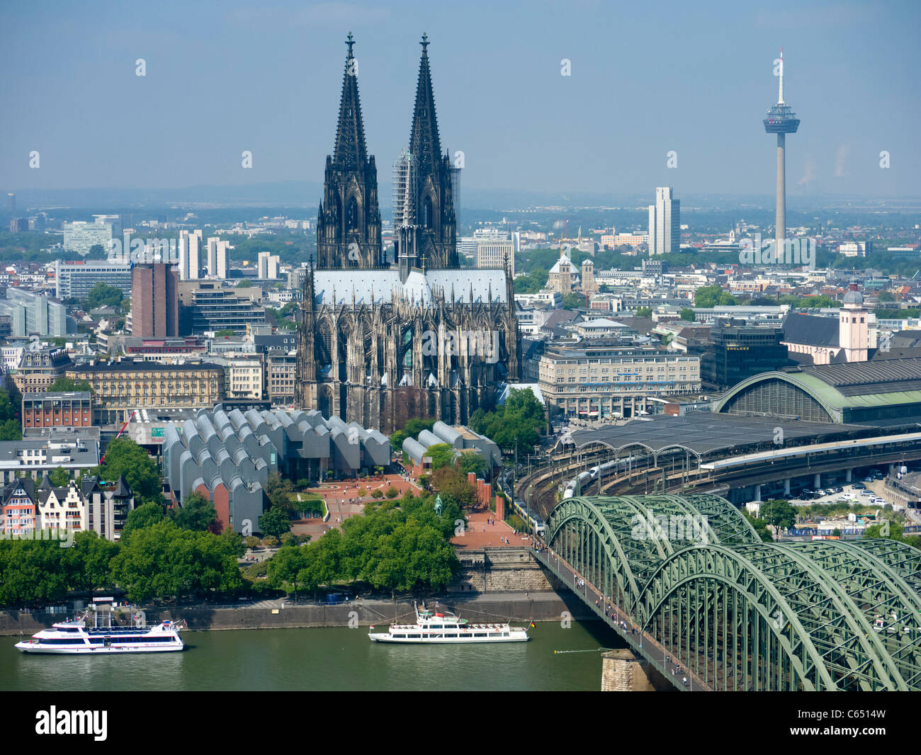 Skyline von Köln am Rhein und Dom oder Dom nach hinten Deutschland ...