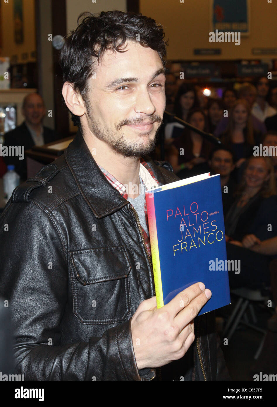James Franco bei Instore-Auftritt für James Franco Signierstunde für ...