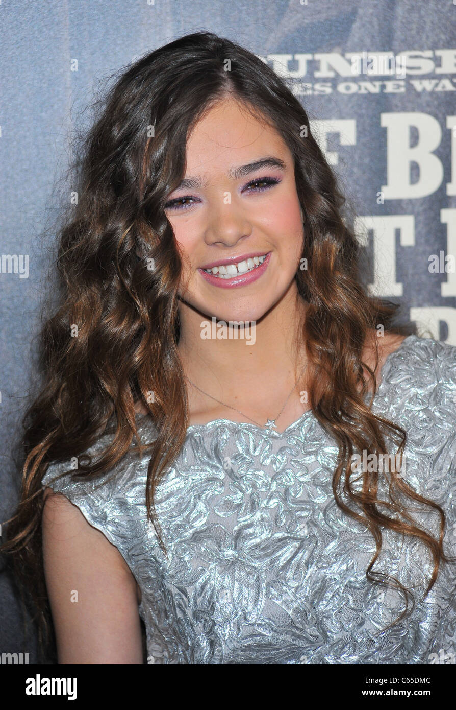 Hailee steinfeld red carpet -Fotos und -Bildmaterial in hoher Auflösung ...