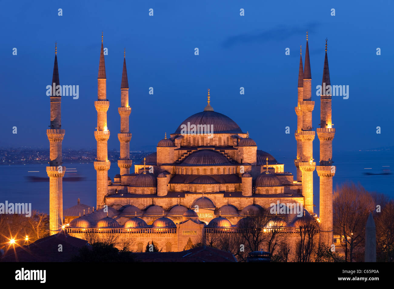 Türkei, Istanbul, blaue Moschee, die nachts beleuchtet Stockfotografie ...