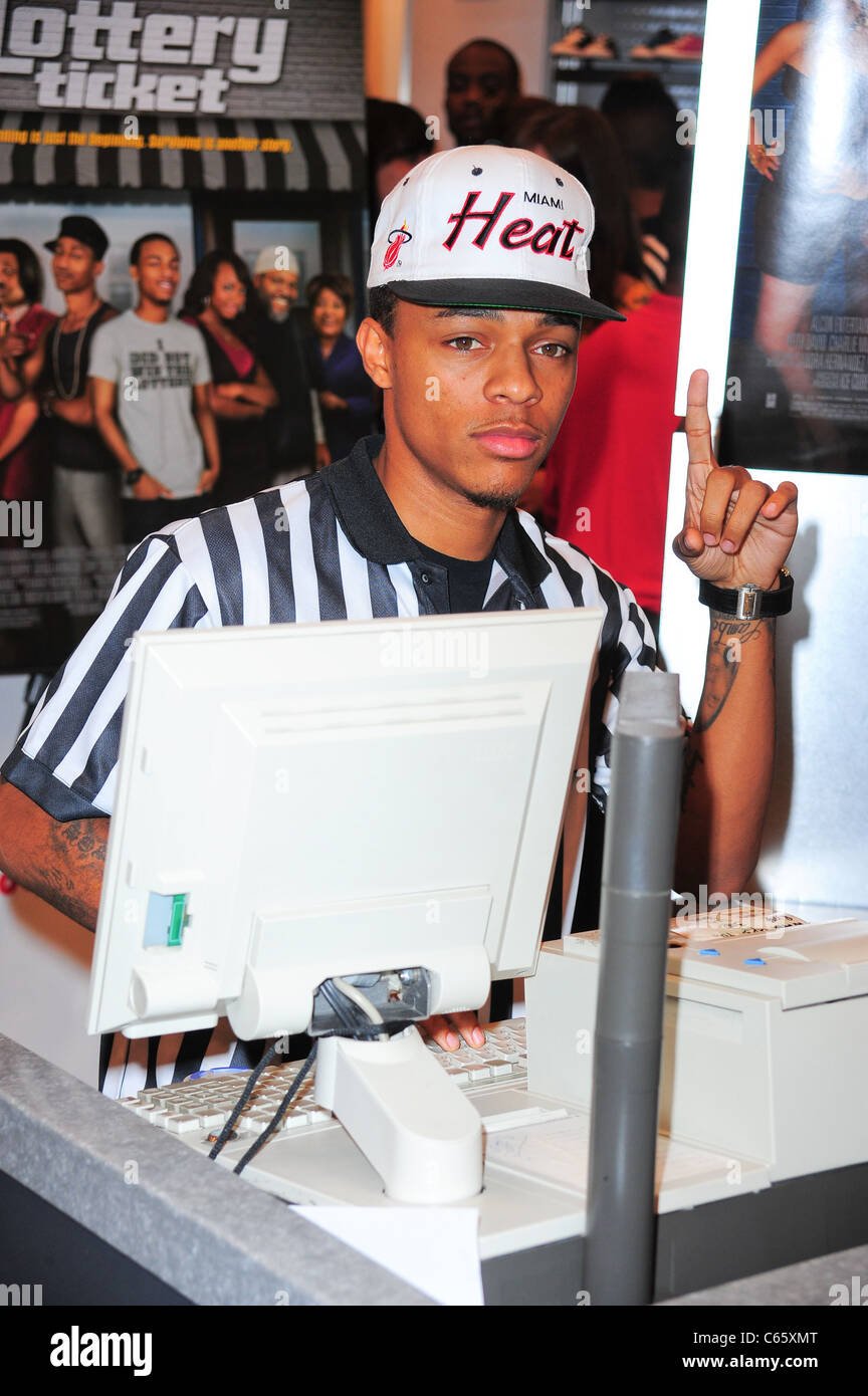 Dons foot locker uniform for fan meet and greet -Fotos und ...