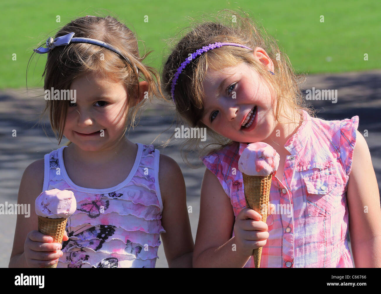Two chocolate ice cream cone -Fotos und -Bildmaterial in hoher ...