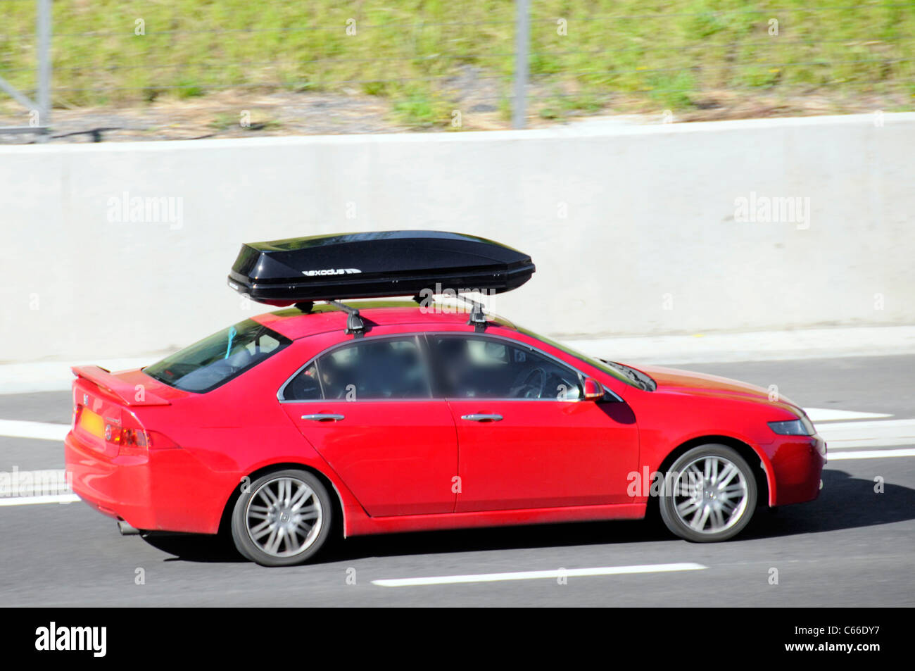 Auto mit blackbox ausgestattet -Fotos und -Bildmaterial in hoher ...