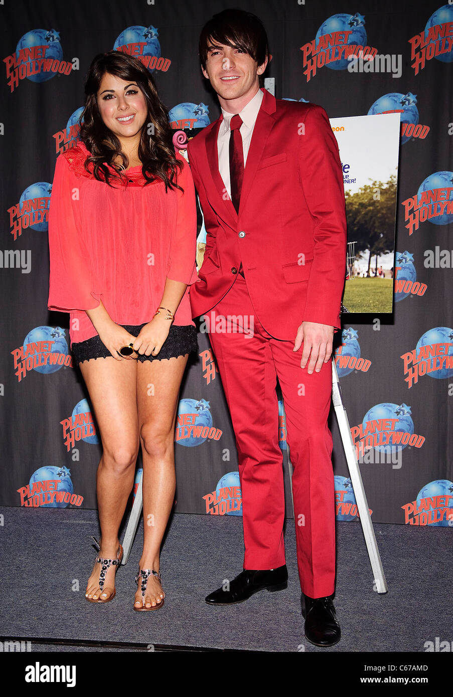 Drake bell und daniella monet -Fotos und -Bildmaterial in hoher ...