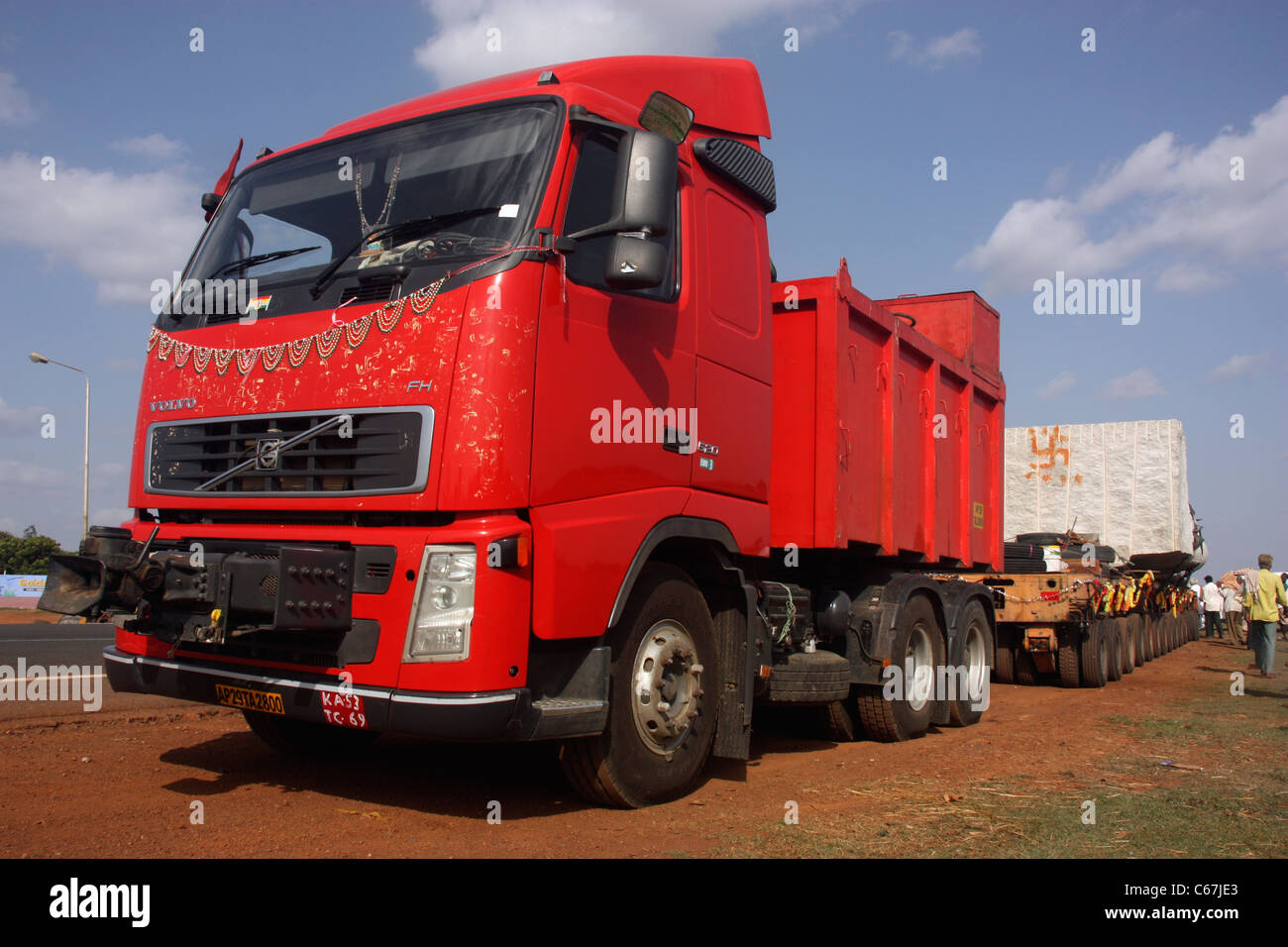 Indische Volvo Lkw mit 80 Tonnen Statue in Karnataka Stockfotografie ...