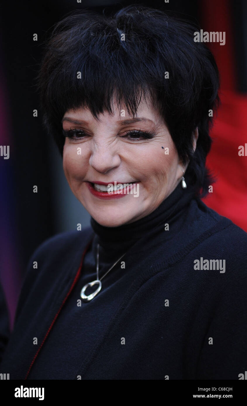 Liza Minnelli bei einem öffentlichen Auftritt für Gray Line Tour Bus ...