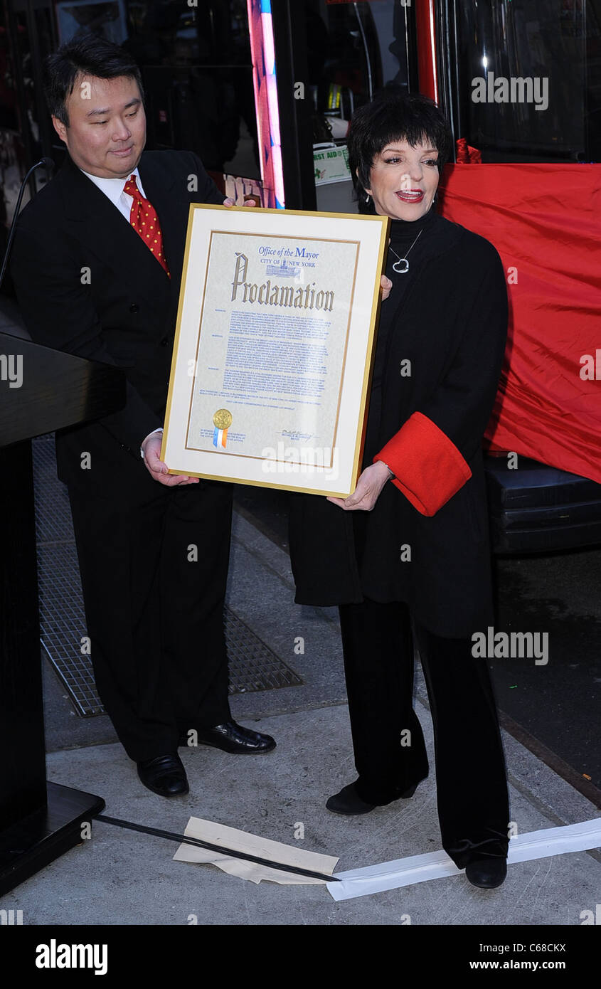 Liza Minnelli bei einem öffentlichen Auftritt für Gray Line Tour Bus ...