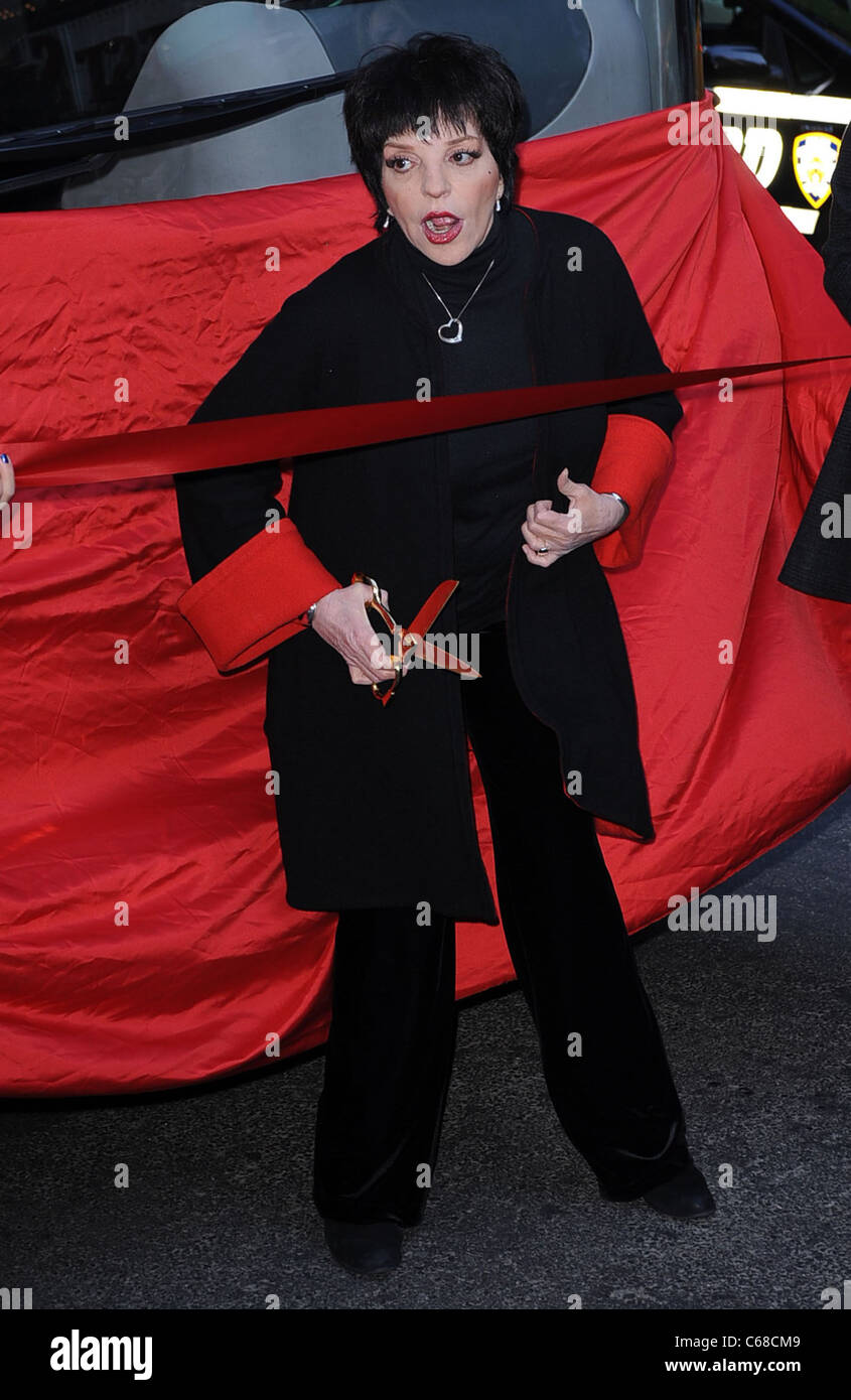 Liza Minnelli bei einem öffentlichen Auftritt für Gray Line Tour Bus ...