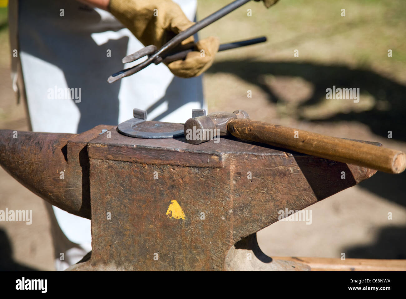 Steel worker with sledgehammer -Fotos und -Bildmaterial in hoher ...