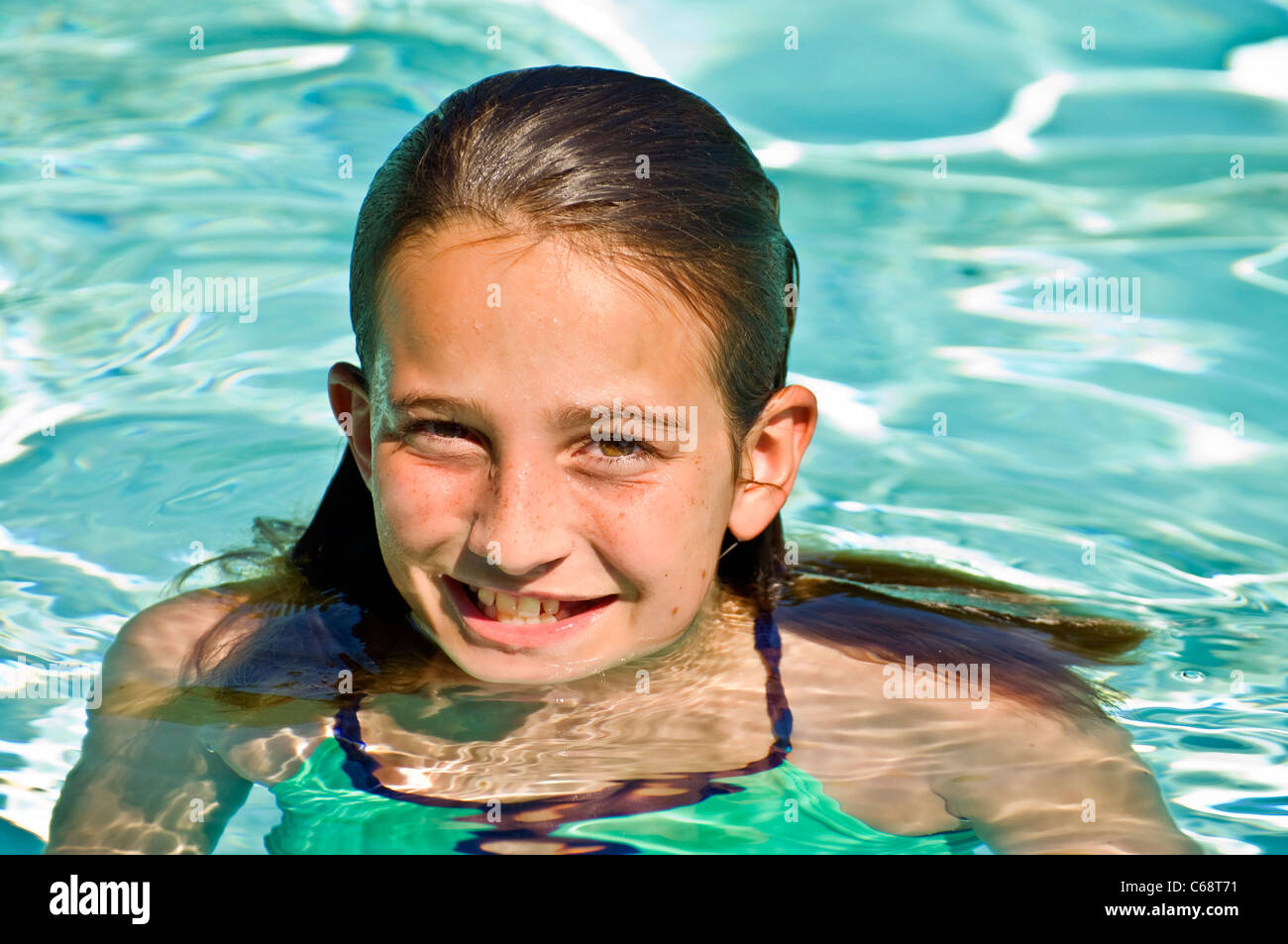 Preteen girl pool -Fotos und -Bildmaterial in hoher Auflösung – Alamy