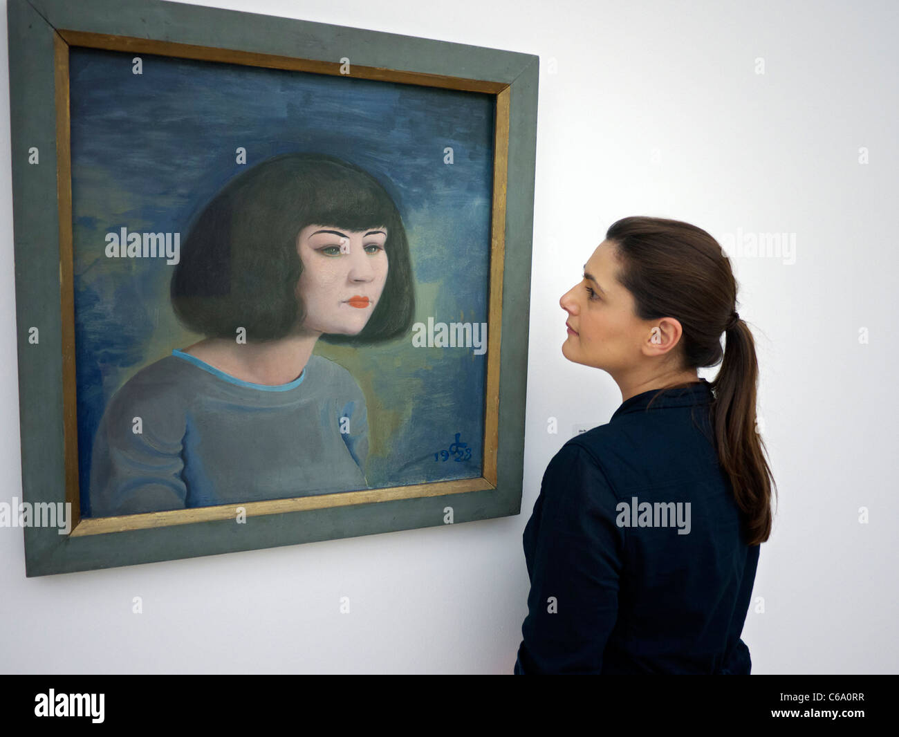 Frau betrachten Gemälde Bildnis Frau Martha Dix 1 von Otto Dix im ...