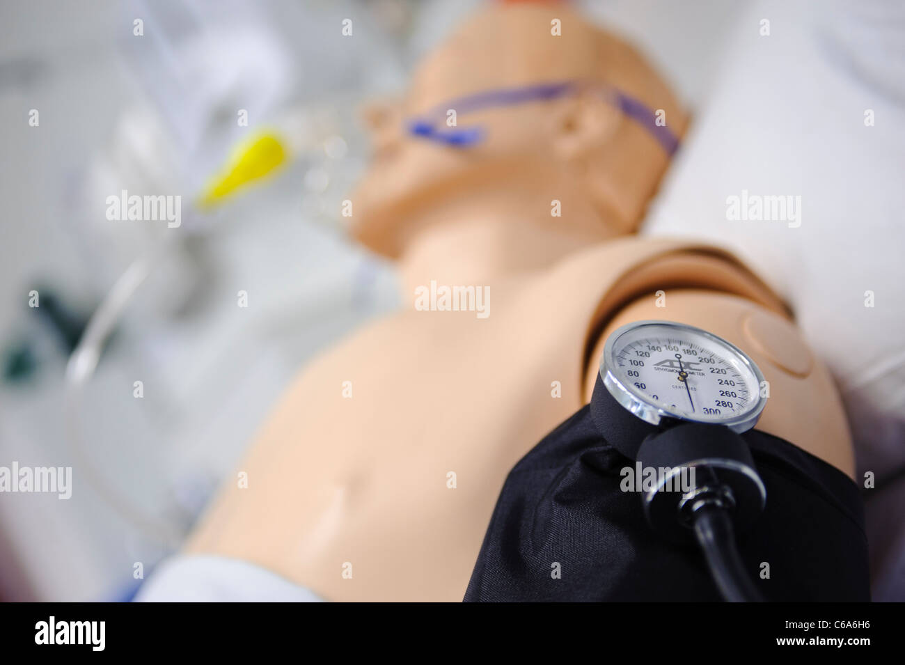 Dummy-Puppe Patienten Krankenhaus Bett Blutdruckmessgerät und ...