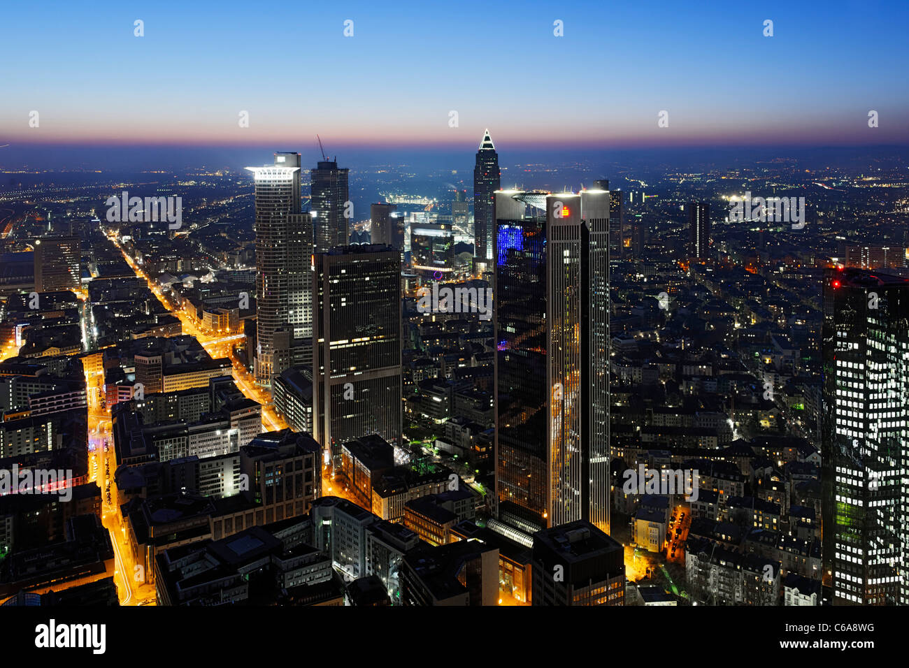 Blick vom Main Tower in Frankfurt Am Main bei Nacht, bunte Lichter ...