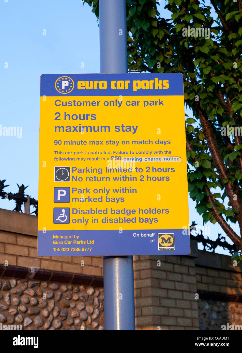 Parkplatz schild -Fotos und -Bildmaterial in hoher Auflösung – Alamy