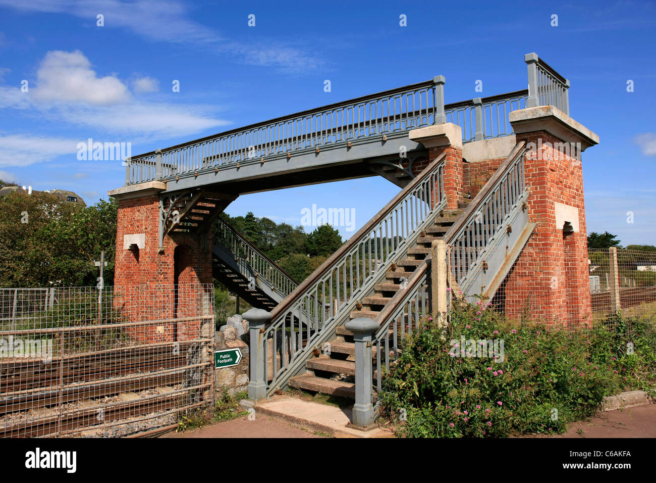 Die warren Fußgängerbrücke über die Gleise in Devon Stockfotografie - Alamy