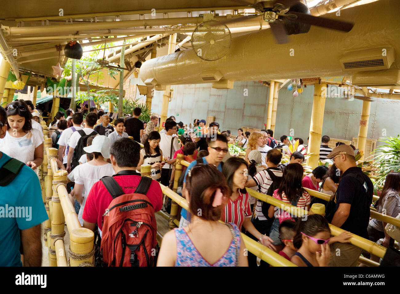 Schlangen von menschen -Fotos und -Bildmaterial in hoher Auflösung – Alamy