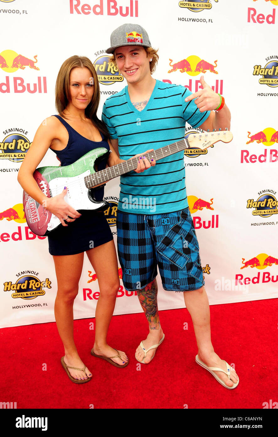 Kelly McCartney und BMX Athlet Anthony Napolitan The Red Bull Pool ...