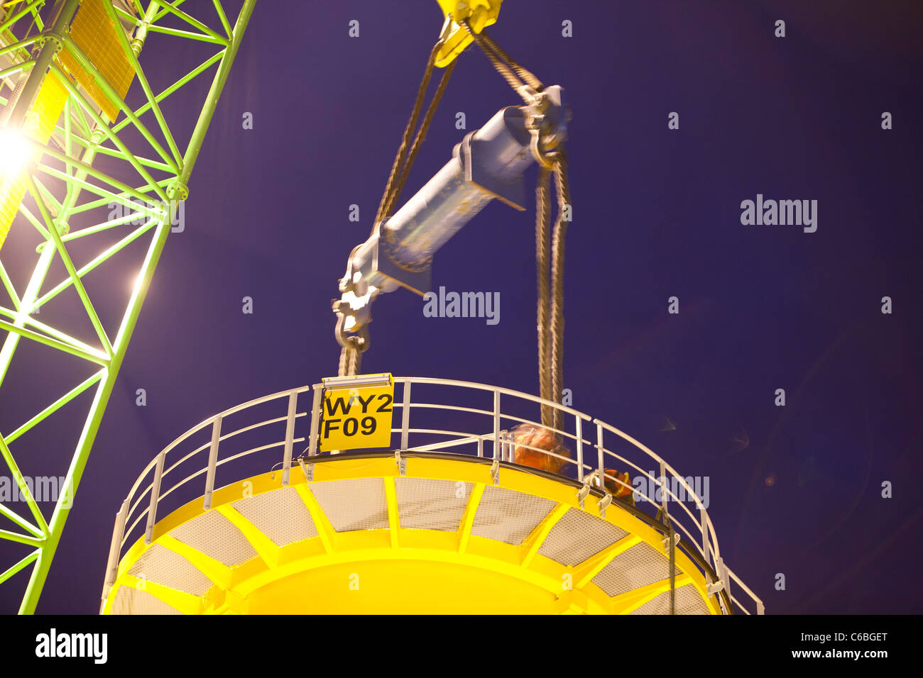 Das Aufbocken der Lastkahn, der Goliath heben einen 320 Tonnen Übergang ...