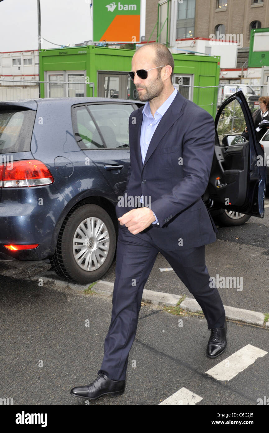Jason statham entdeckt beim gehen zu den mtv studios berlin -Fotos und -Bildmaterial in hoher ...