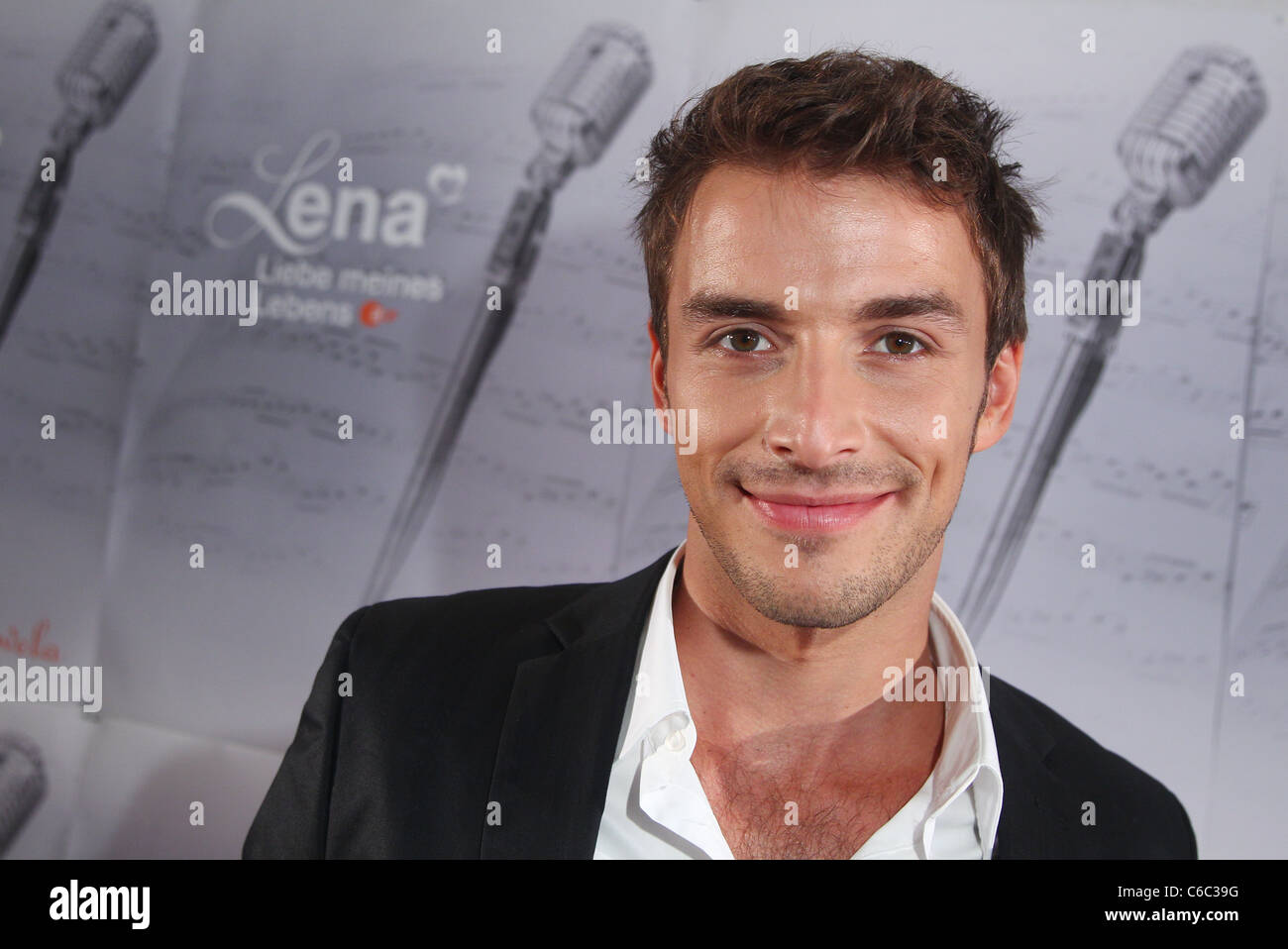Max alberti bei der premiere der neuen zdf soap -Fotos und ...