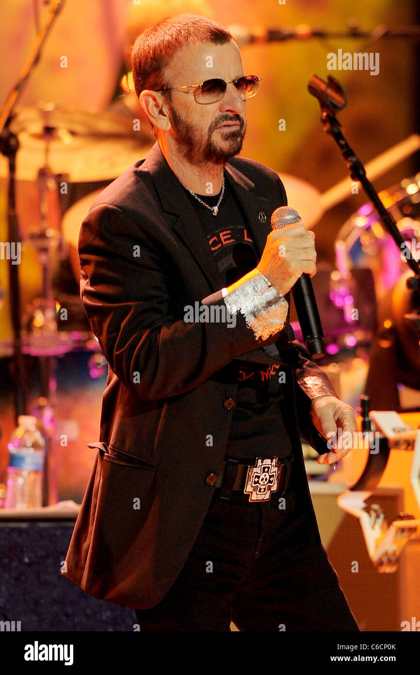 Ringo Starr führt während der 11. jährliche Ringo Starr und seiner All ...