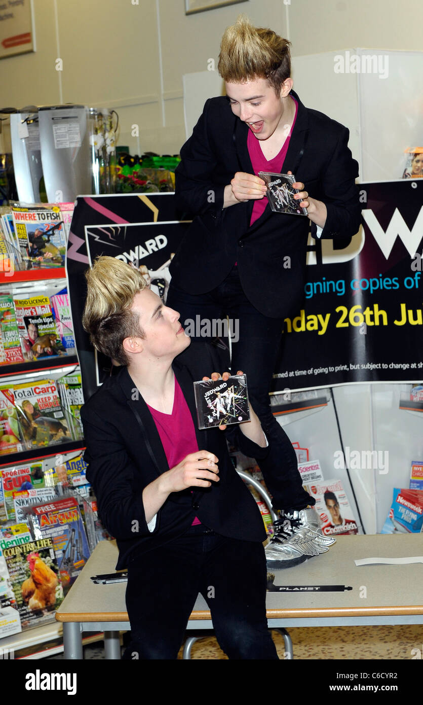 John Grimes und Edward Grimes aka Jedward Exemplare ihres Albums ...