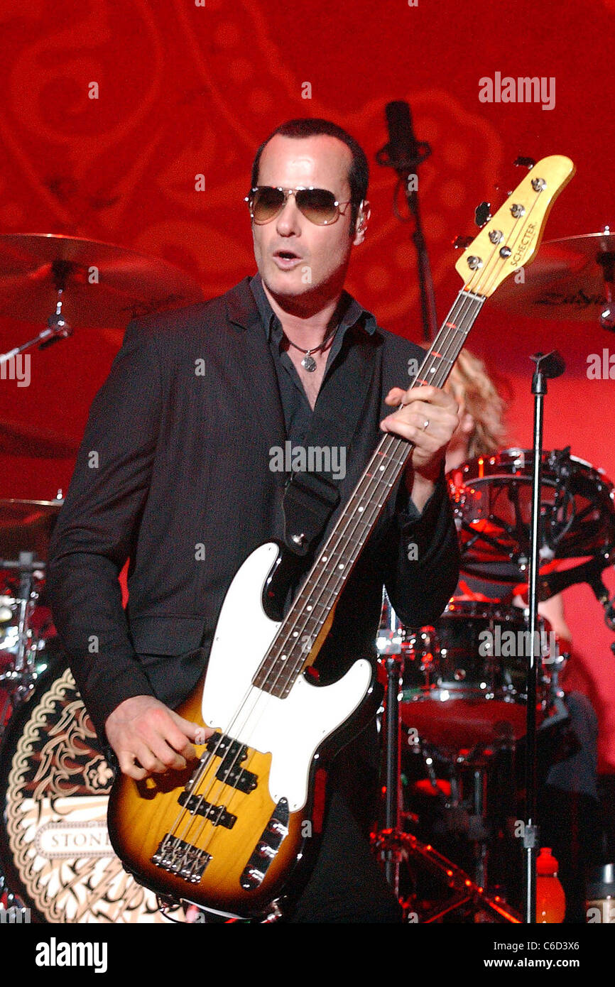 Robert DeLeo Stone Temple Pilots, die live im Konzert unterstützende ...