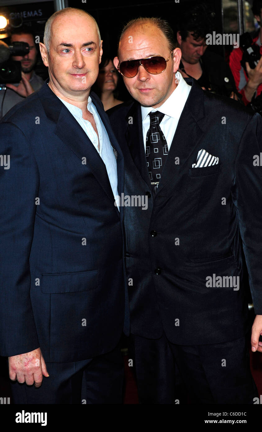 Joe Pyle Jr (r) und Gast der Premiere von "Killer Bitch" statt auf das ...