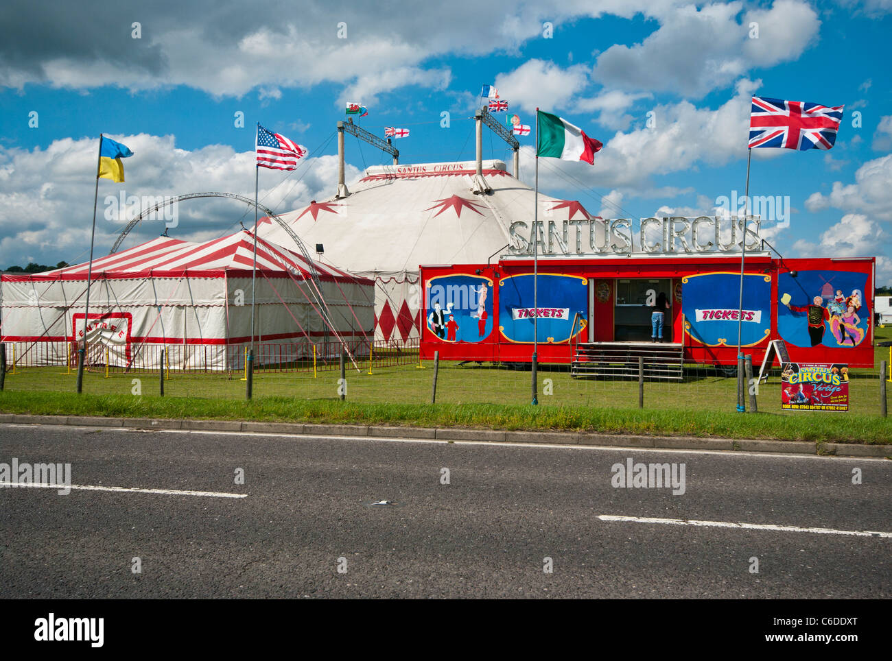 Circus big top view -Fotos und -Bildmaterial in hoher Auflösung – Alamy