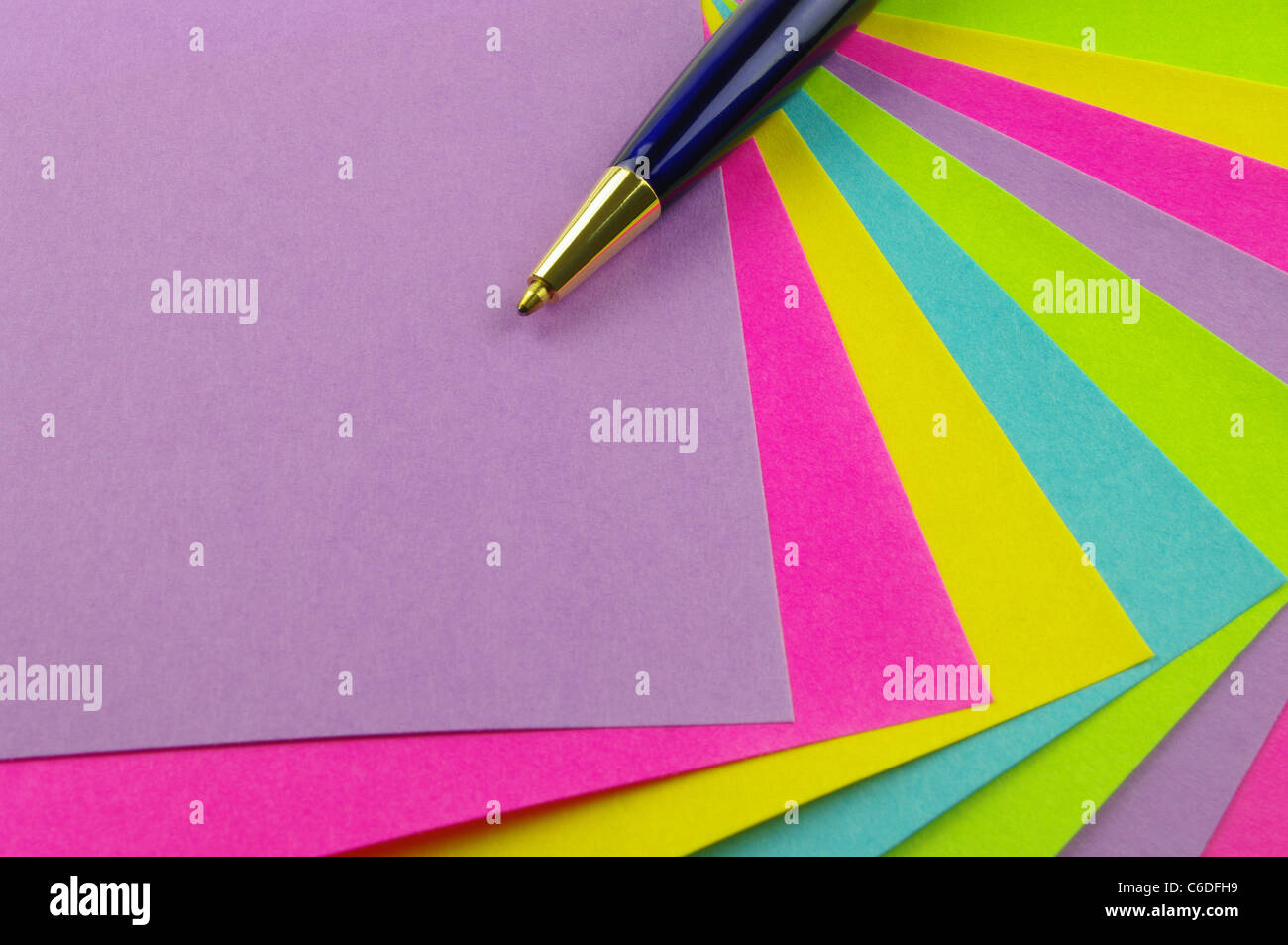 Notizen und stift als -Fotos und -Bildmaterial in hoher Auflösung – Alamy