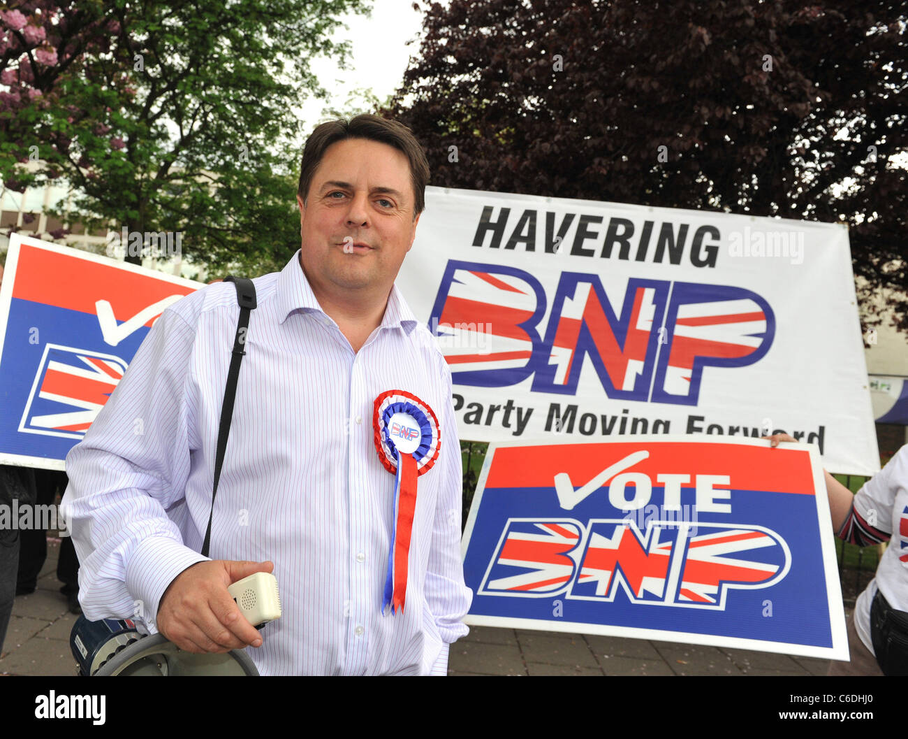 BNP-Führer Nick Griffin wartet auf die Ankunft von David Cameron als ...