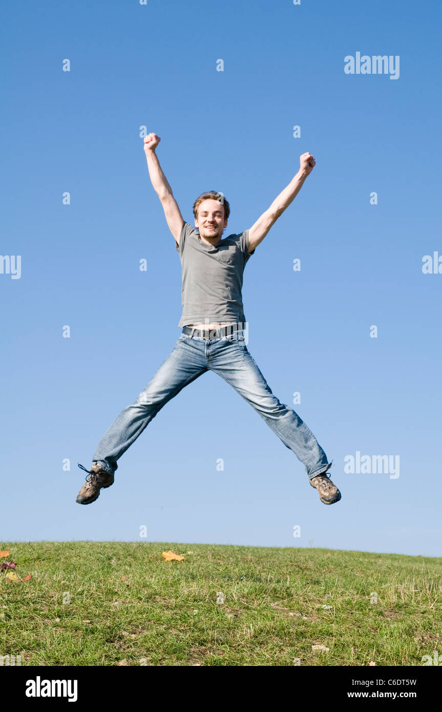 Mann freut sich und springt in die luft -Fotos und -Bildmaterial in ...