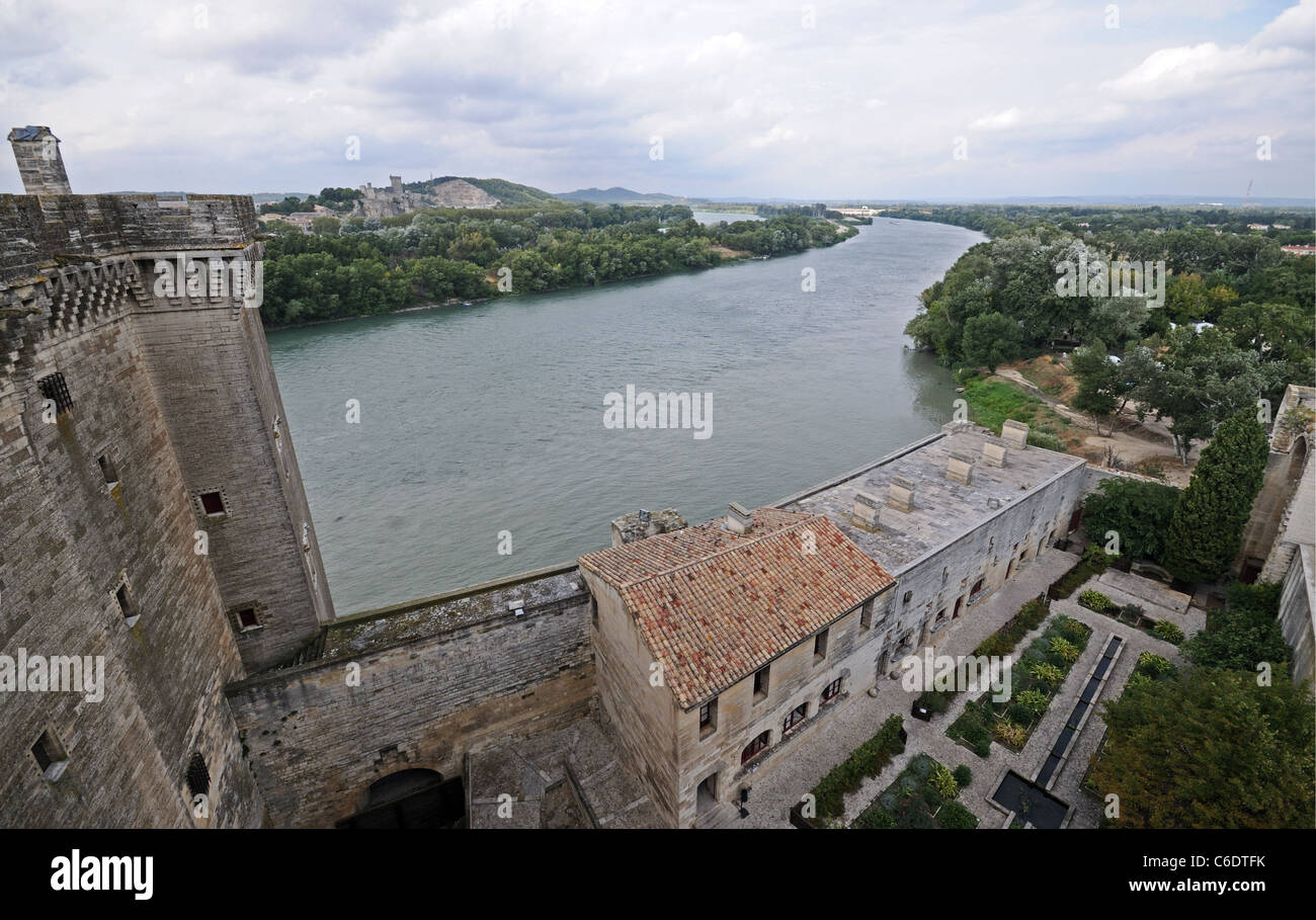 Fluss Rhone gesehen von den Zinnen der Burg Tarascon mit Beaucaire Burg ...