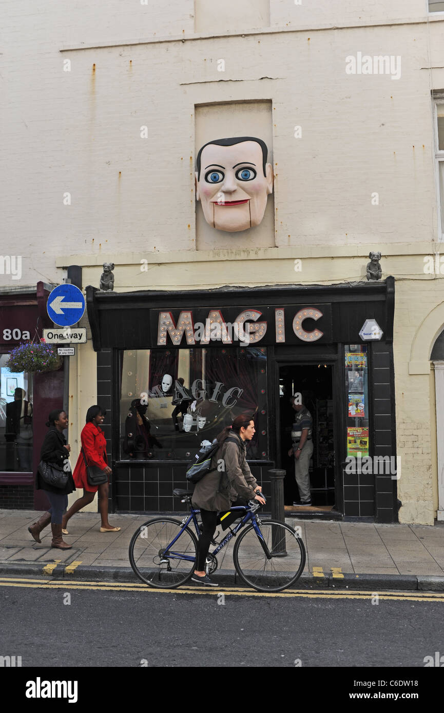 The Magic Shop in St James's Street Brighton mit einem großen ...